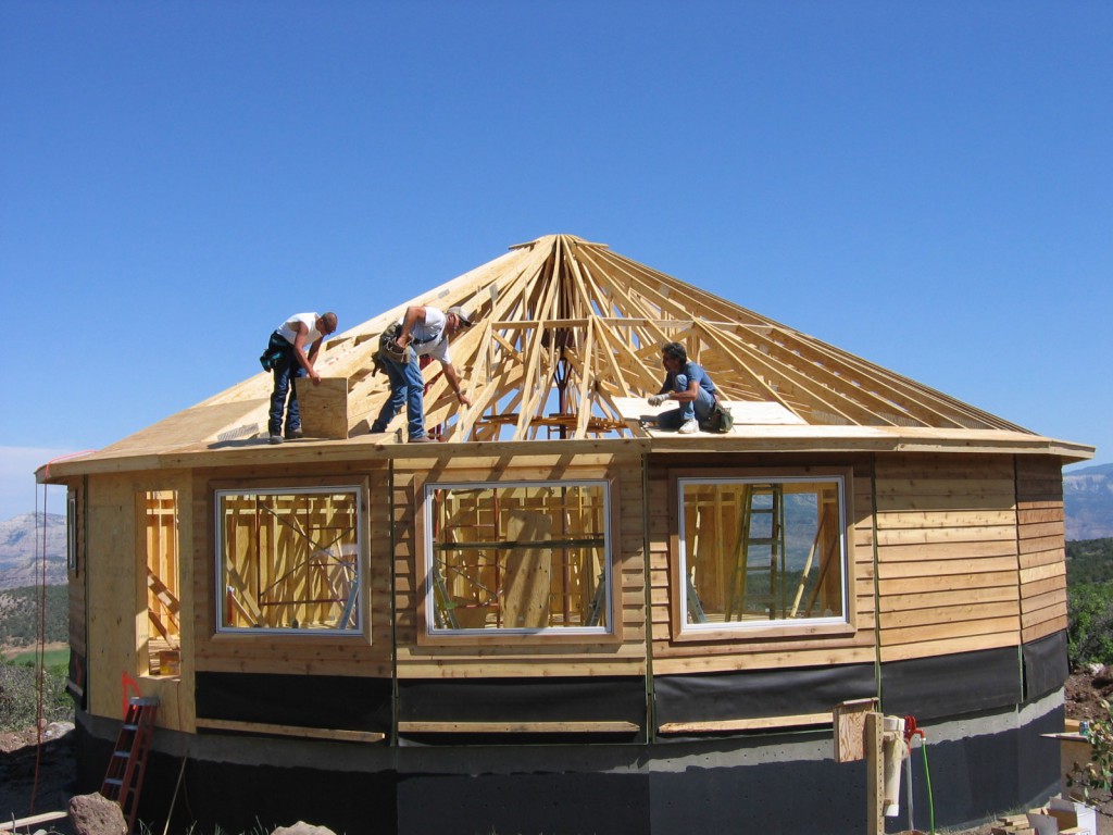 Sheeting the roof | Deltec Homes